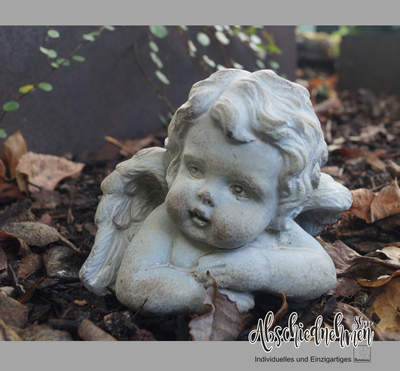 Kleiner Engel aufschauend