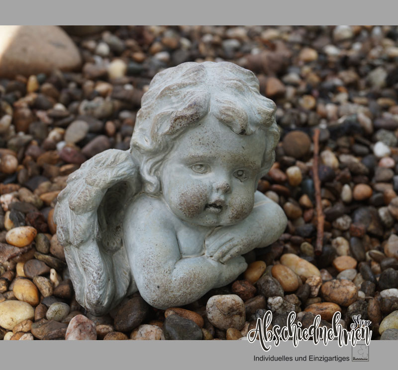 Kleiner Engel aufschauend