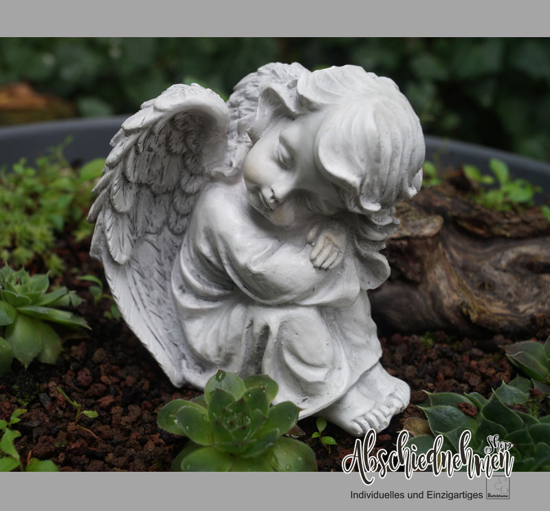 Kleiner Engel sitzend und schlafend