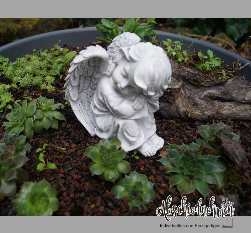 Kleiner Engel sitzend und schlafend